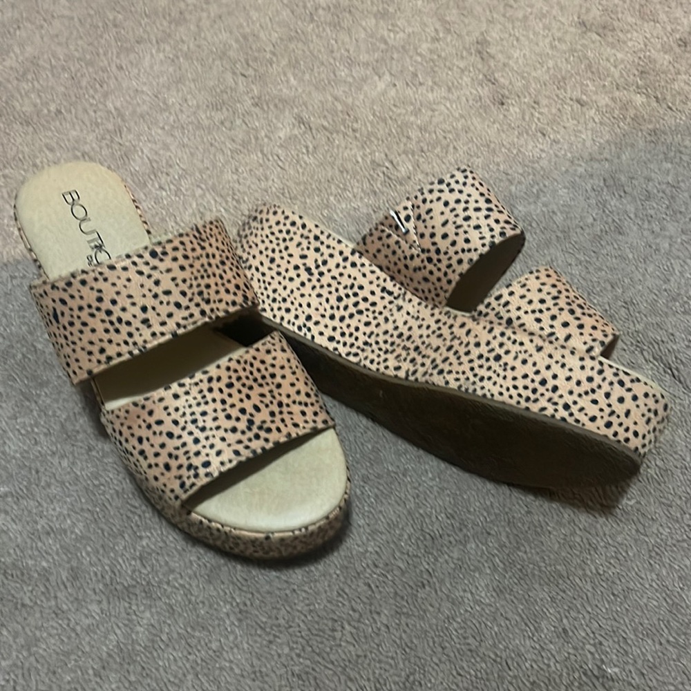 Soft Wedge Sandal. Very Soft Foot Bed. Only Worn Once. - Gem